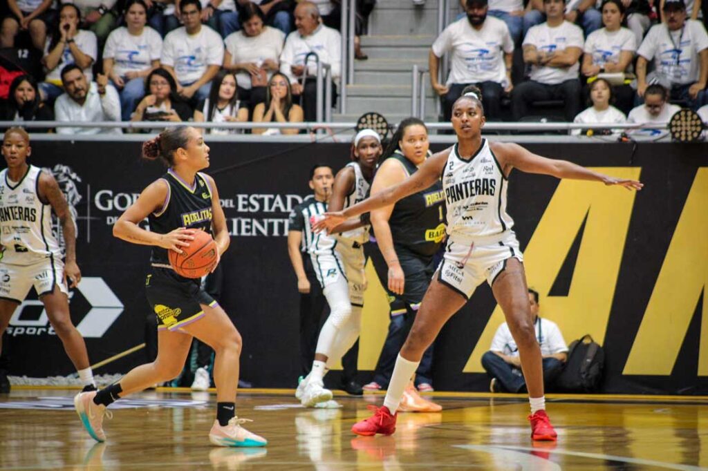 Adelitas se impone a Panteras en el 3er juego de la serie final de la ...